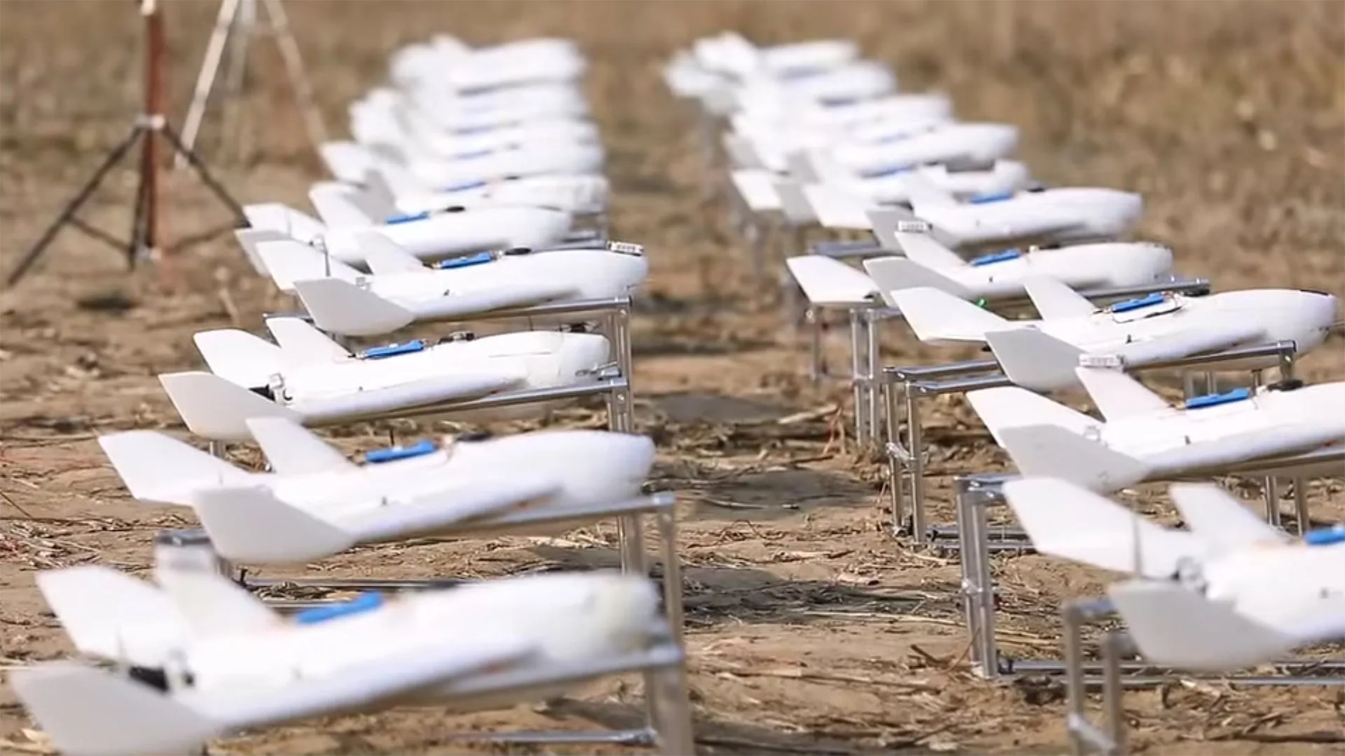 La Chine montre un essaim de drones de 200 appareils controlé par un ...